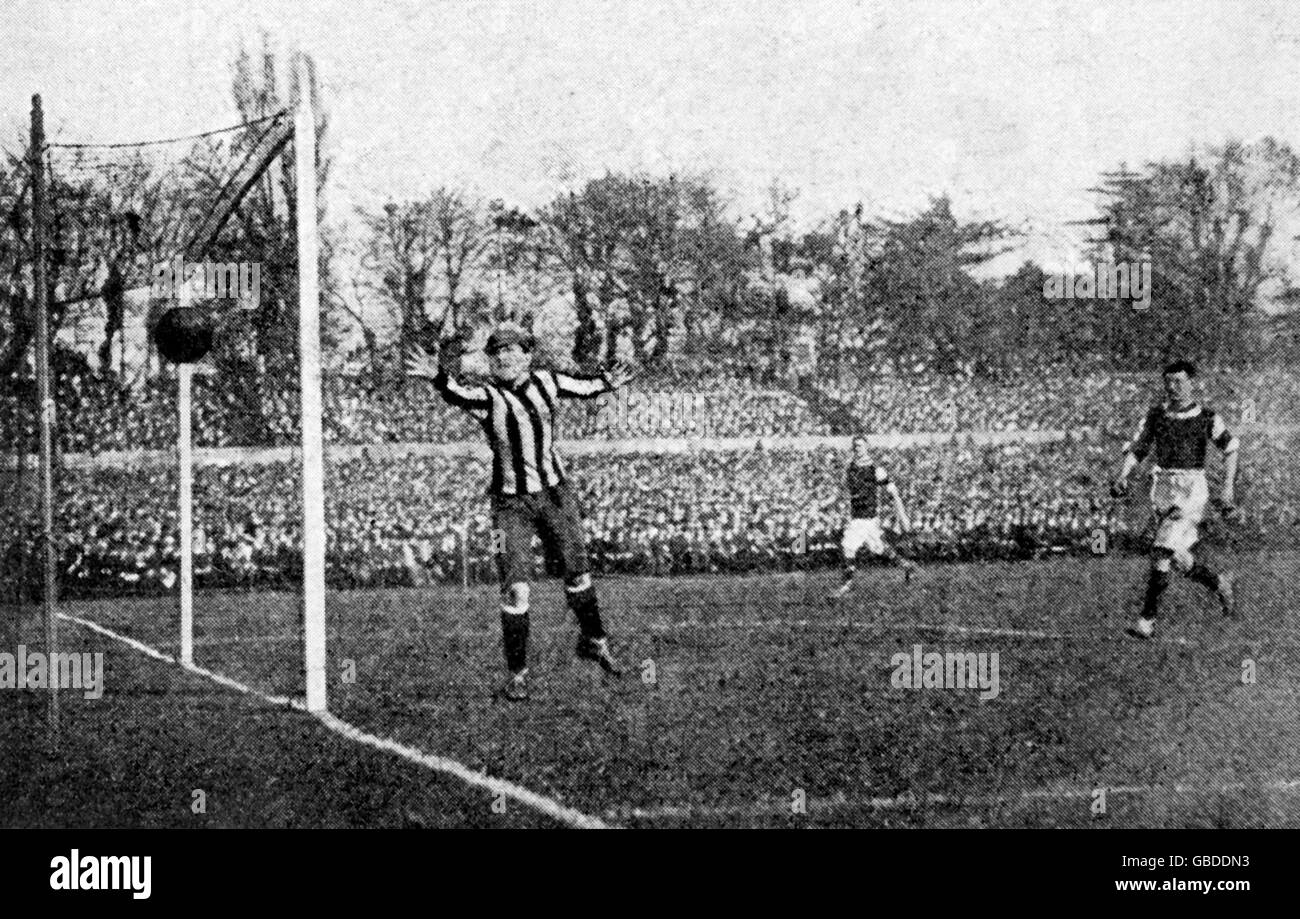Aston Villa's Harry Hampton (r) fires the second goal past Newcastle ...