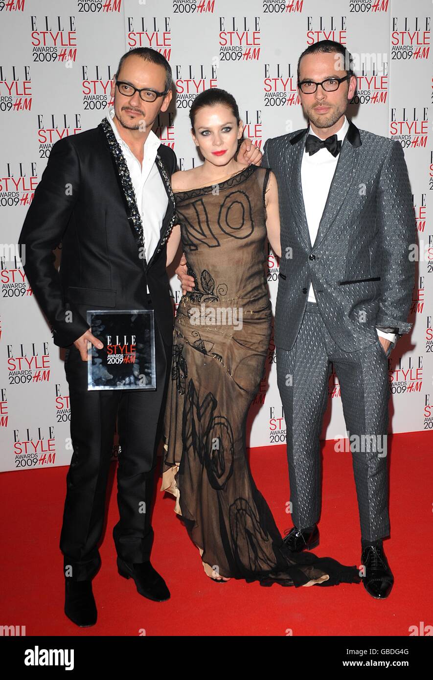 Viktor and Rolf with the award for H&M Style Visionary, pose with Anna ...