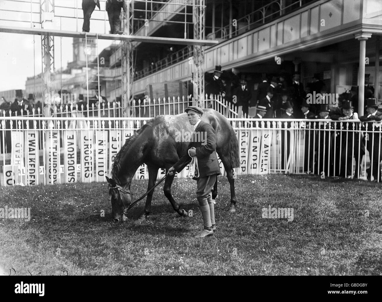 Horse racing ascot racecourse 1910 hi-res stock photography and images ...