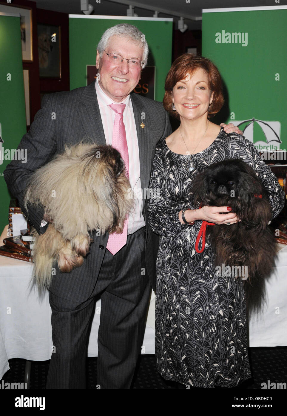 Half length celebrity showbiz smiling actor with wife hi-res stock ...