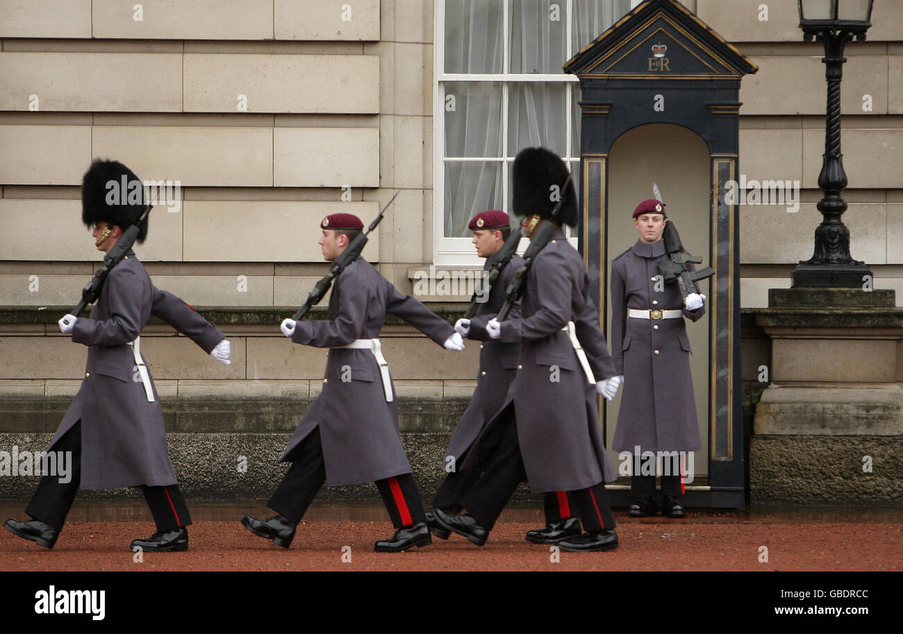 Red beret uniform hi-res stock photography and images - Alamy