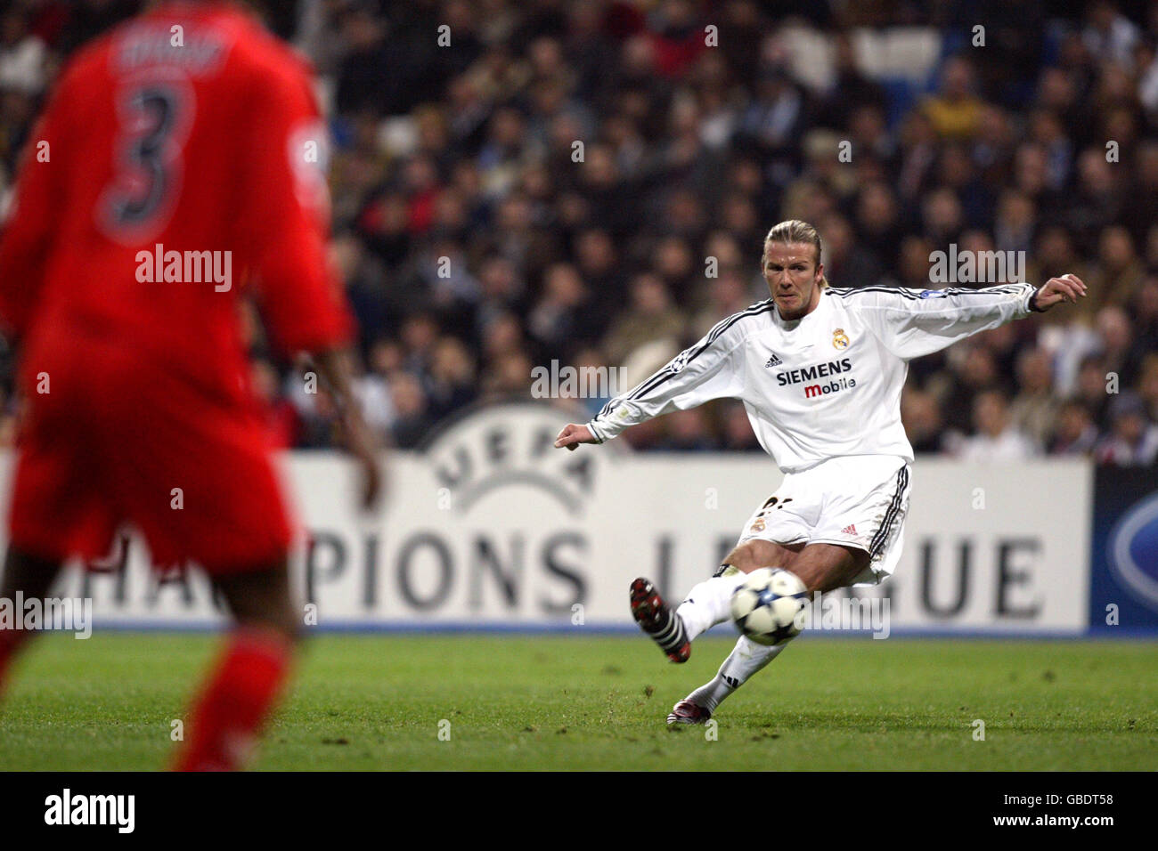 Real Madrid's David Beckham curls a free kick goalwards Stock Photo - Alamy