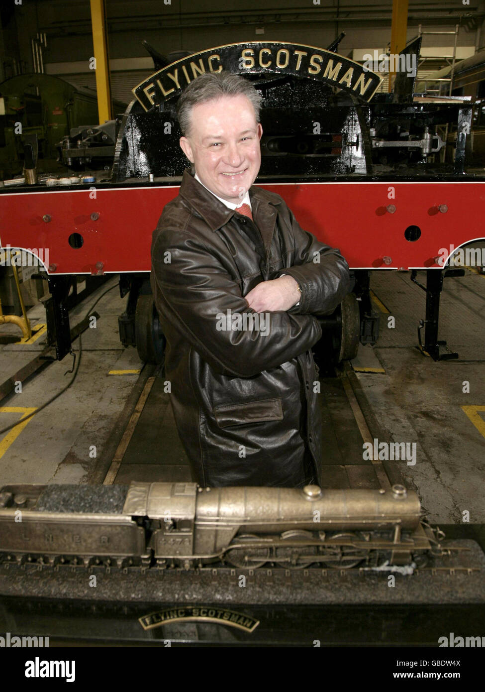Artist Stephen Allen with his bronze sculpture of the Flying Scotsman ...