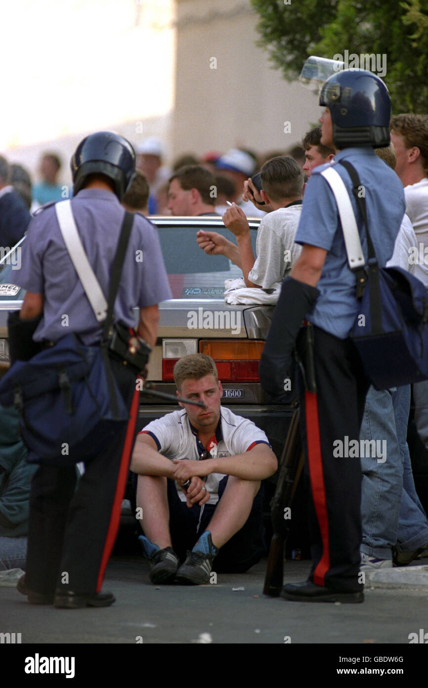 Italian police armed with cs gas guns hi-res stock photography and ...