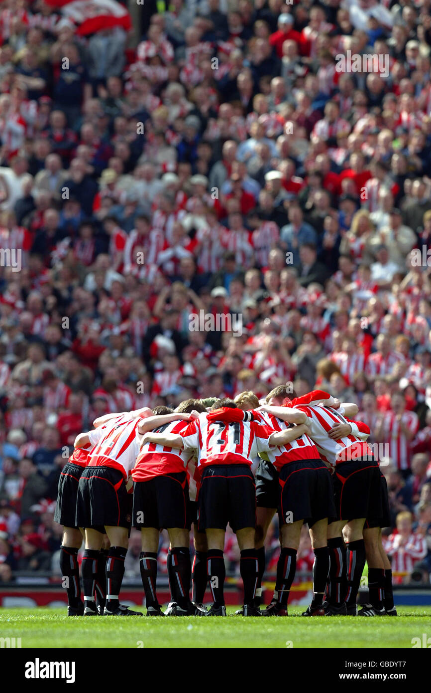 Football old trafford team work fans hi-res stock photography and ...