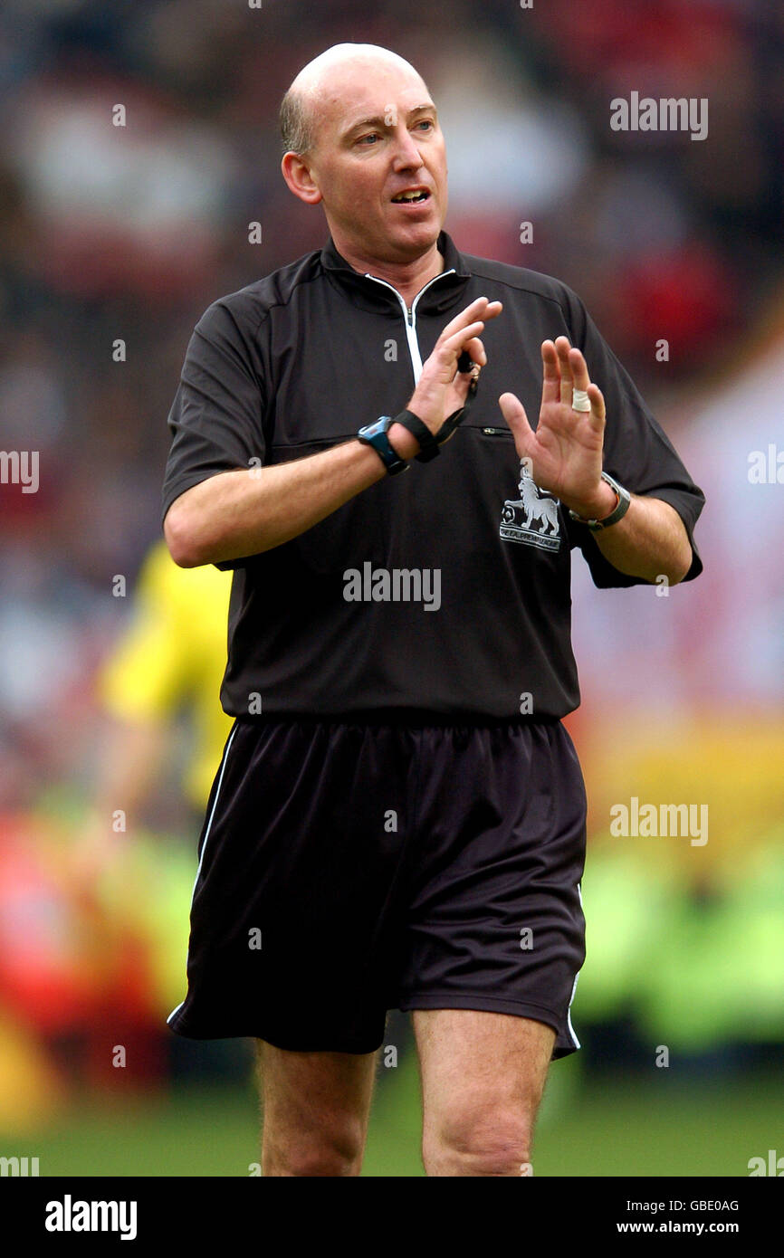 Referee Barry Knight High Resolution Stock Photography and Images - Alamy