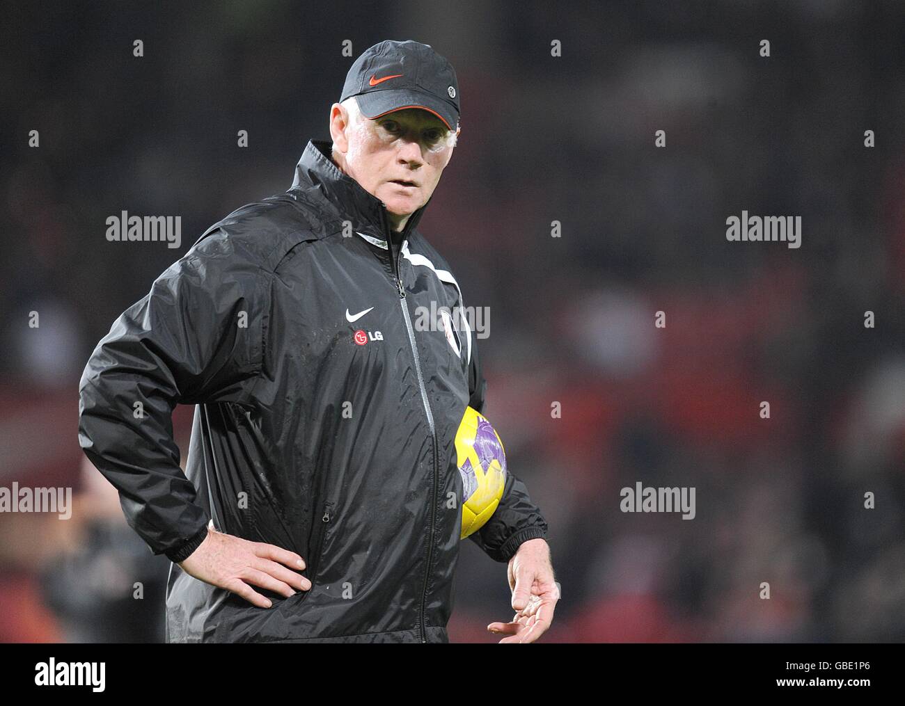 Fulham assistant manager and goalkeeper coach mike kelly hi-res stock ...