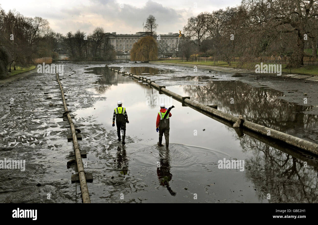 London lake drained first time in 21 years hi-res stock photography and ...