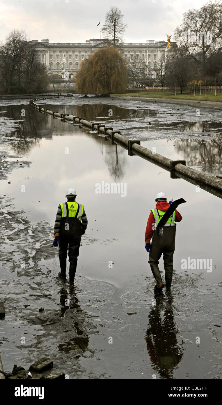 London lake drained first time in 21 years hi-res stock photography and ...