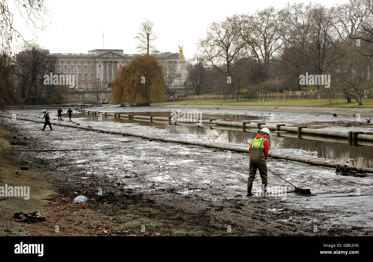 London lake drained first time in 21 years hi-res stock photography and ...