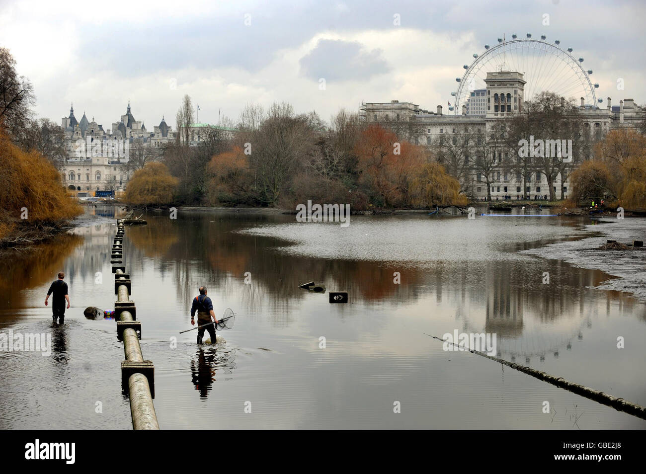 London lake drained first time in 21 years hi-res stock photography and ...