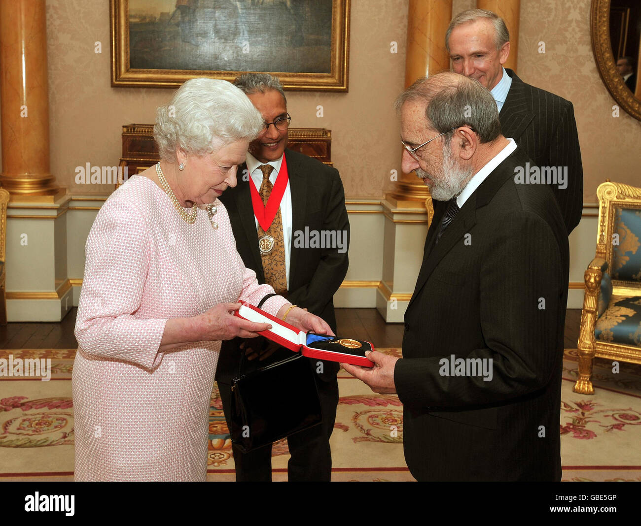 Queen elizabeth ii presents architecture award hi-res stock photography ...