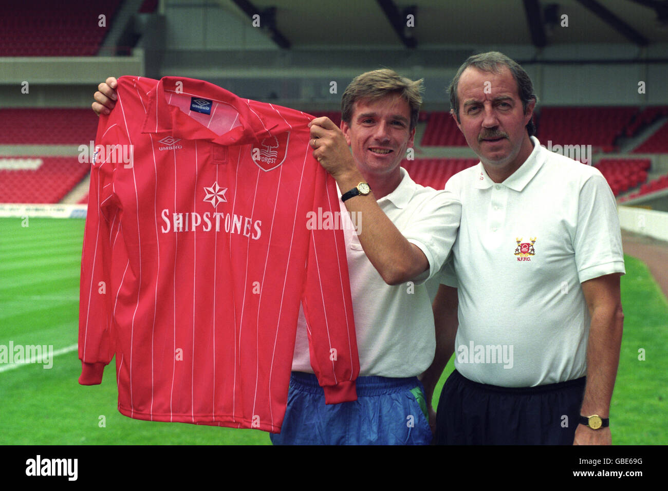 NEW SINGING FOR NOTTINGHAM FOREST DAVE PHILLIPS WITH MANAGER FRANK ...