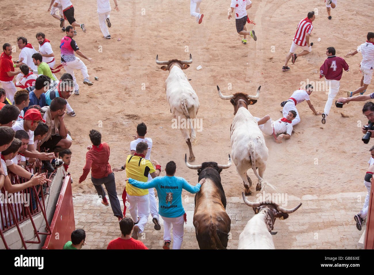 Running of bulls through streets of Pamplona,Spain Stock Photo - Alamy