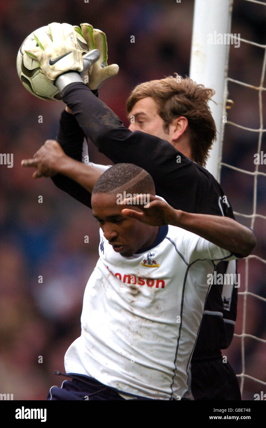 Manchester United's goalkeeper Roy Carroll claims the ball under ...