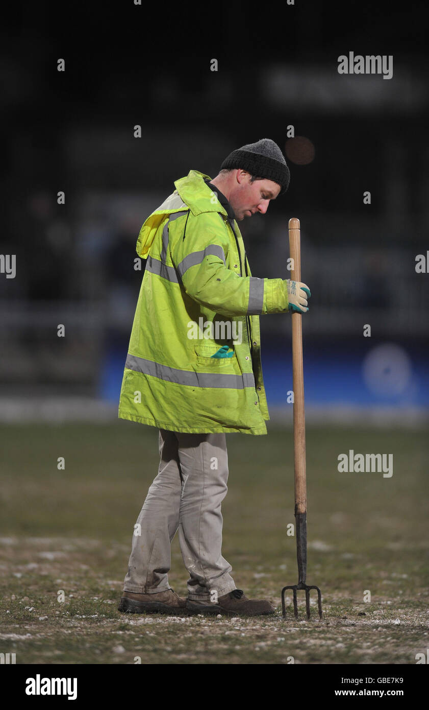 Rugby stadium groundsman hi-res stock photography and images - Alamy