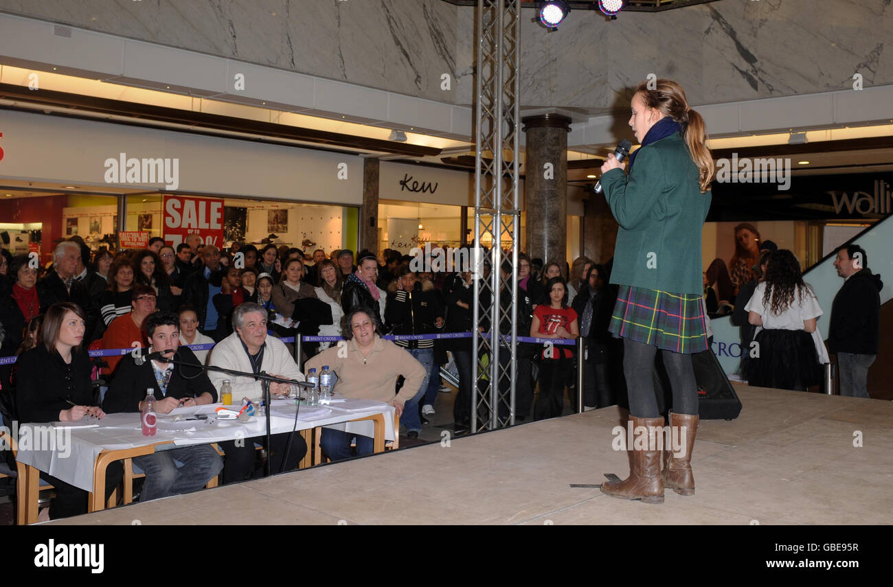 Open Auditions for Annie - London Stock Photo - Alamy