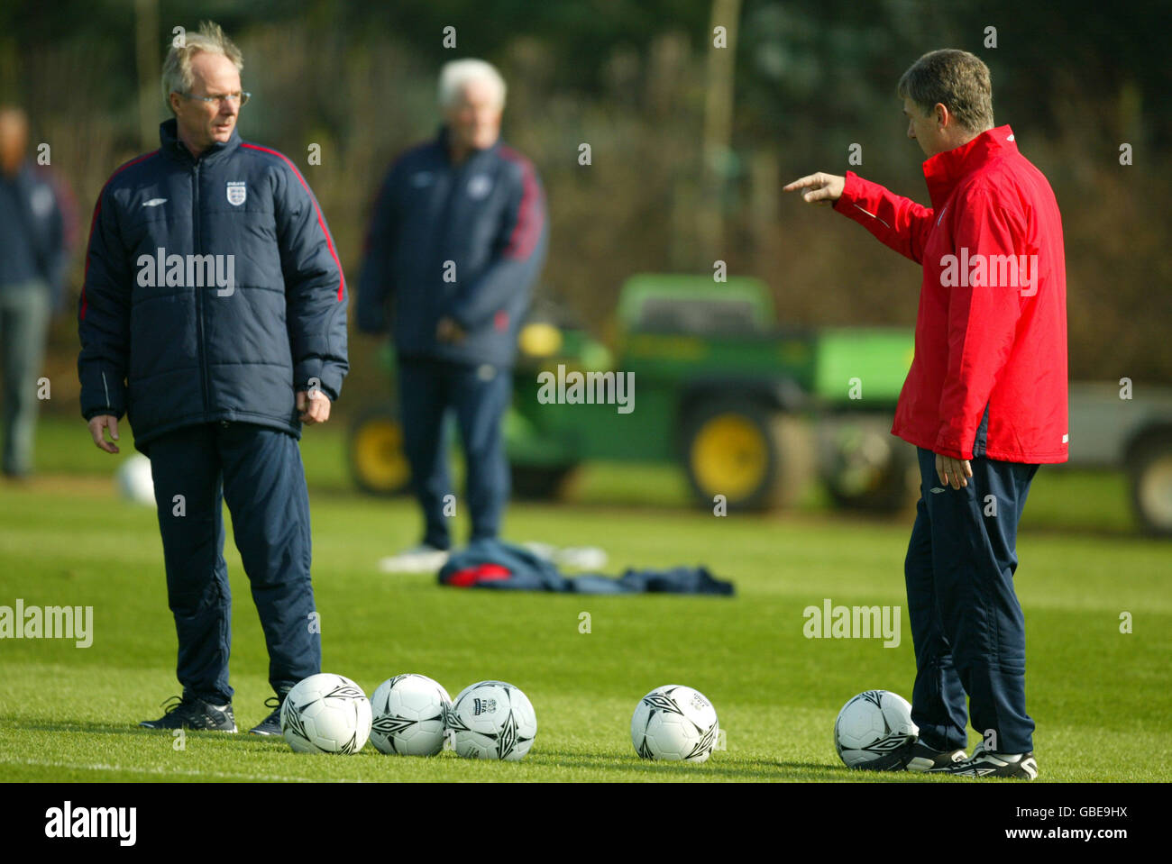 England manager Sven Goran Eriksson talks to coach Brian Kidd Stock ...