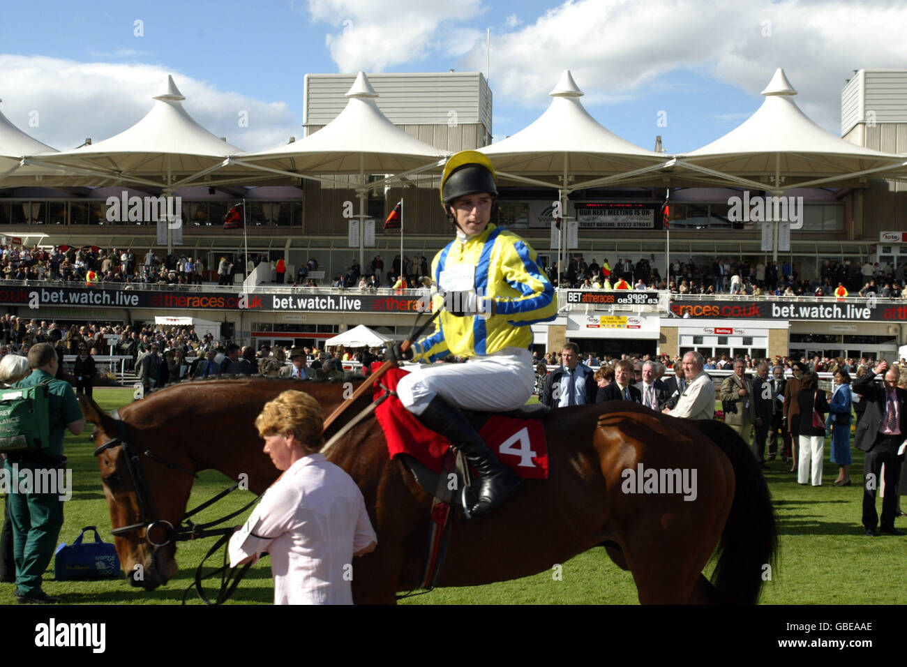 Horse racing sandown attheraces gold cup celebration meeting hi-res ...