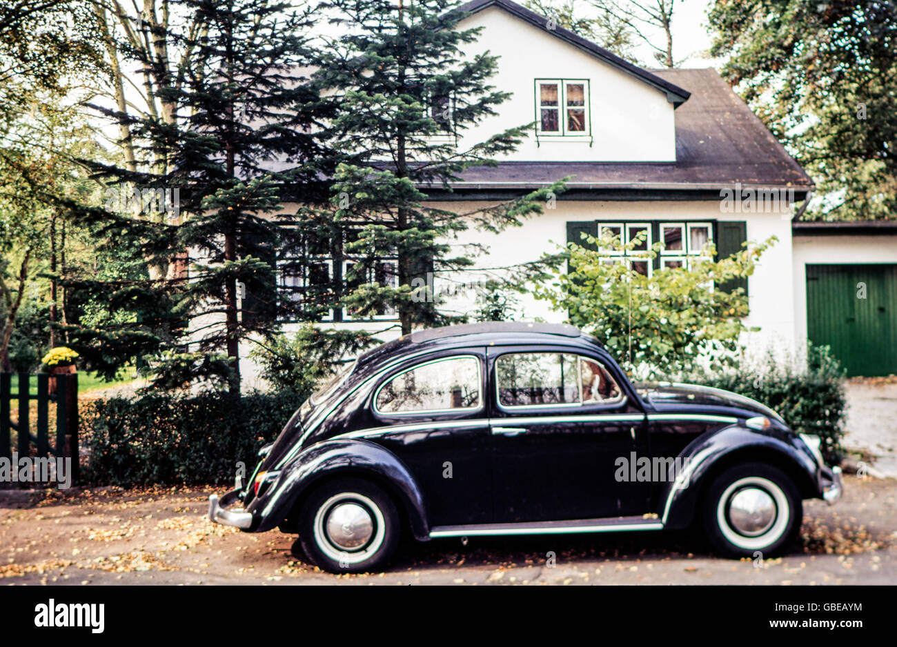 1980s family with their car hi-res stock photography and images - Alamy