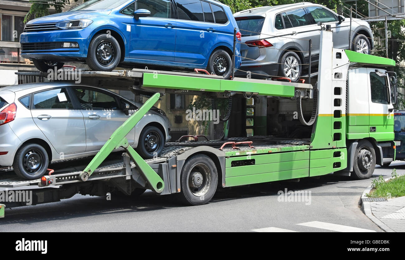 New cars on the trailer vehicle Stock Photo - Alamy