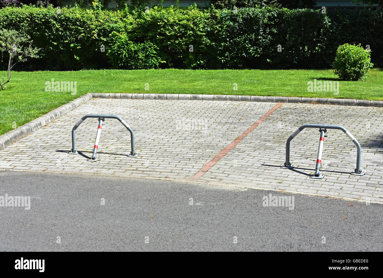 Security gate locks hi-res stock photography and images - Alamy