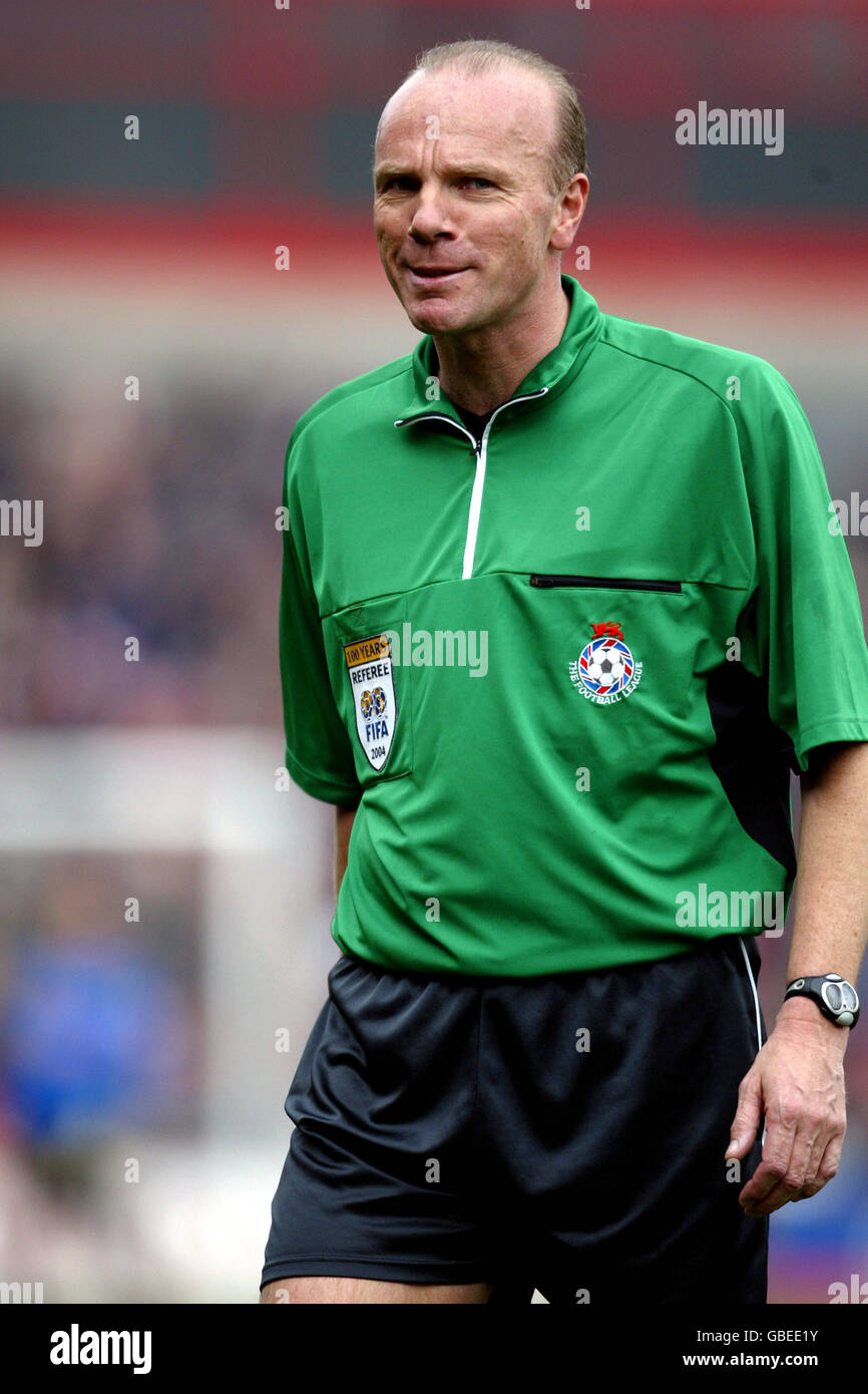 Football referee steve bennett hi-res stock photography and images - Alamy