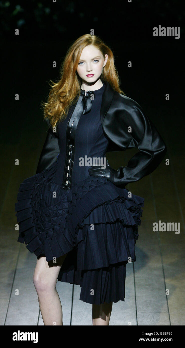 2009 eye contact fashion hi-res stock photography and images - Alamy