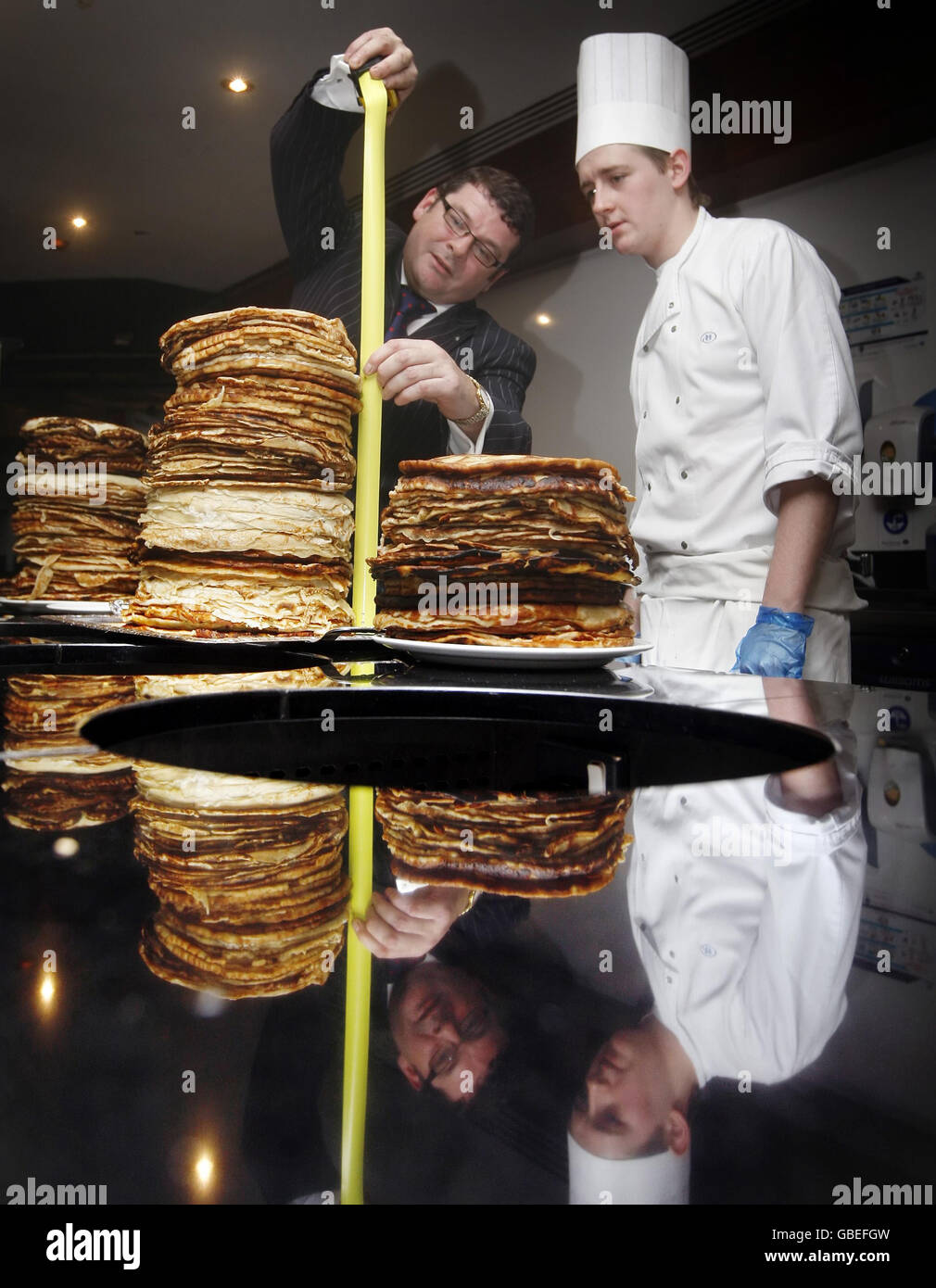 Worlds tallest human hi-res stock photography and images - Alamy