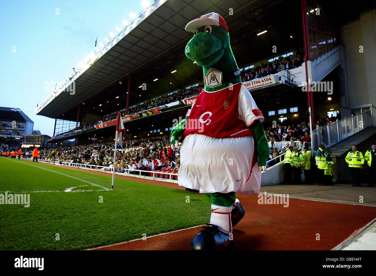 Arsenals mascot gunnersaurus rex hi-res stock photography and images ...
