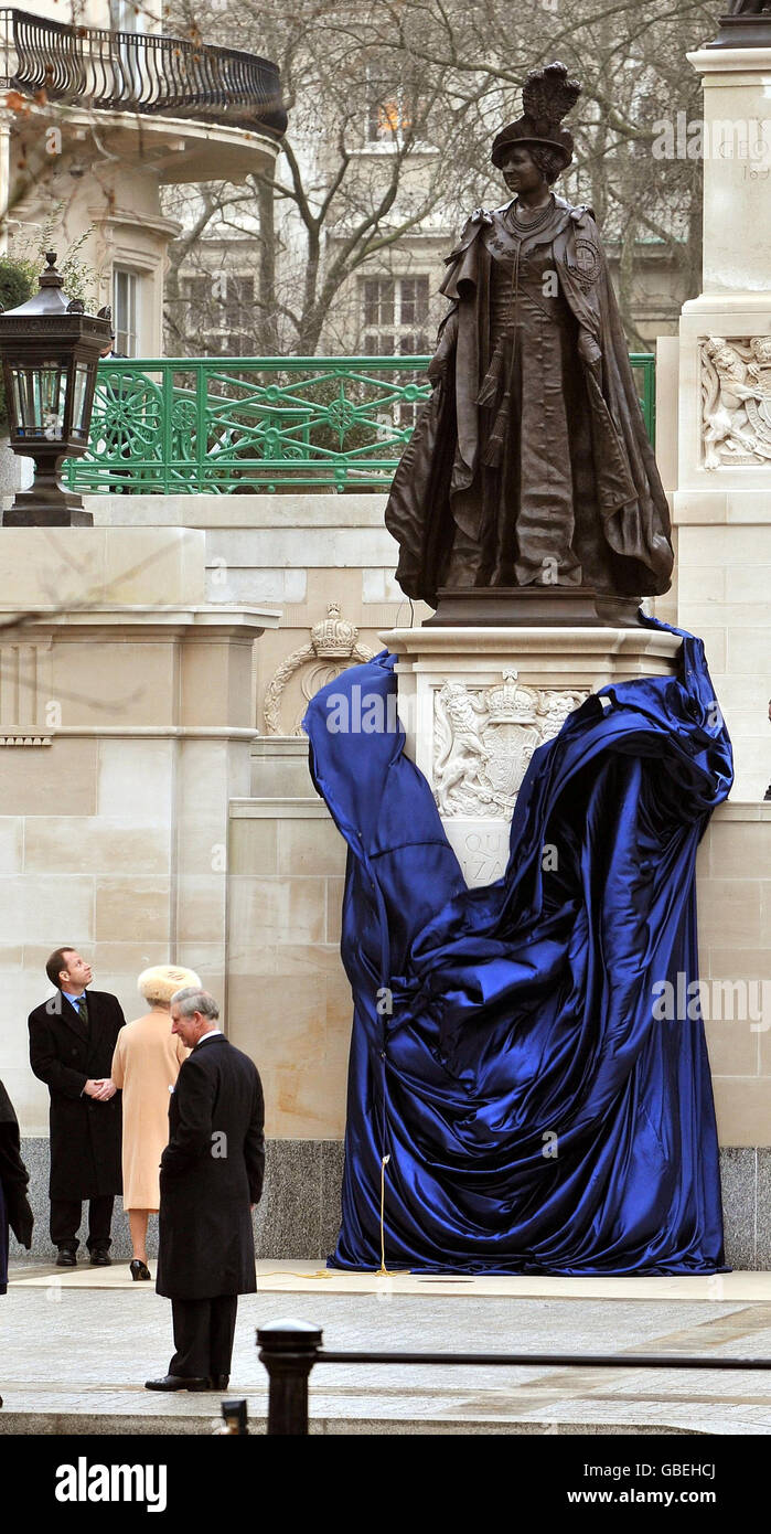 Queen Mother statue unveiled Stock Photo - Alamy