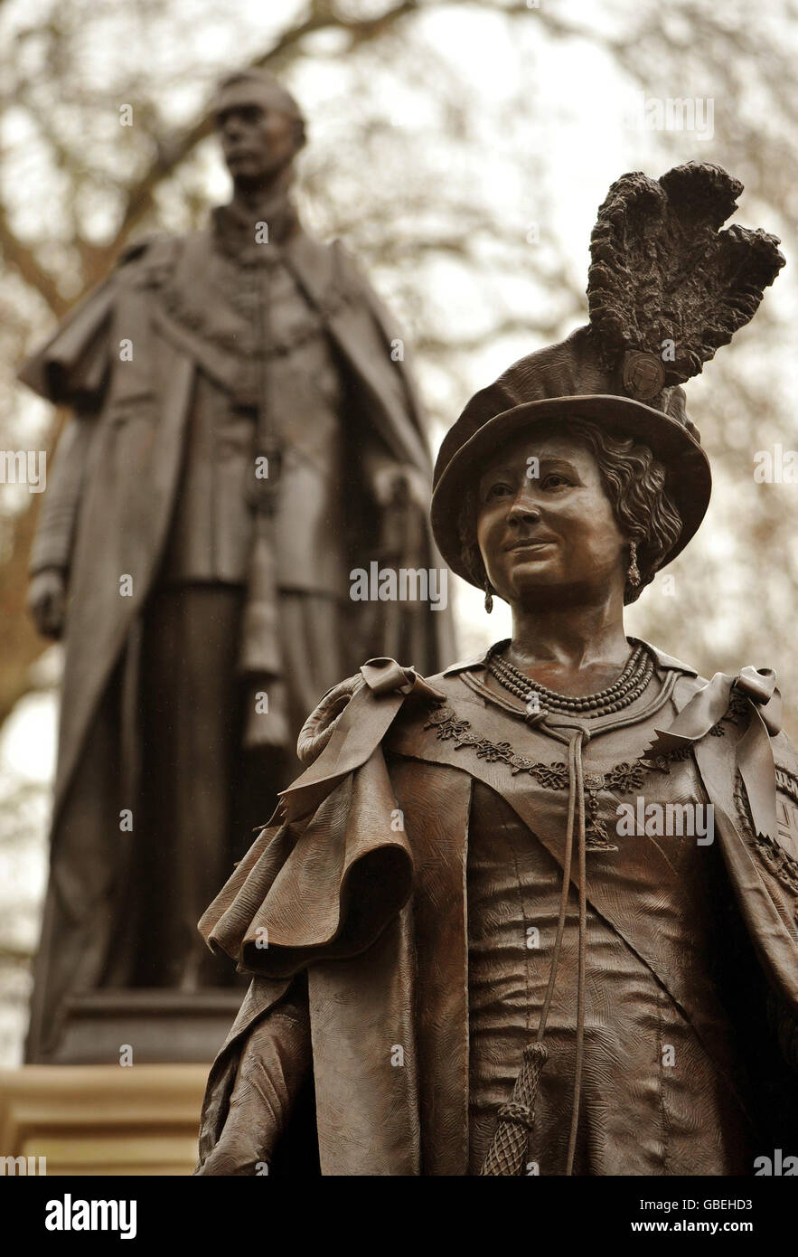 The statue of the Queen Mother is unveiled with the memorial of King ...