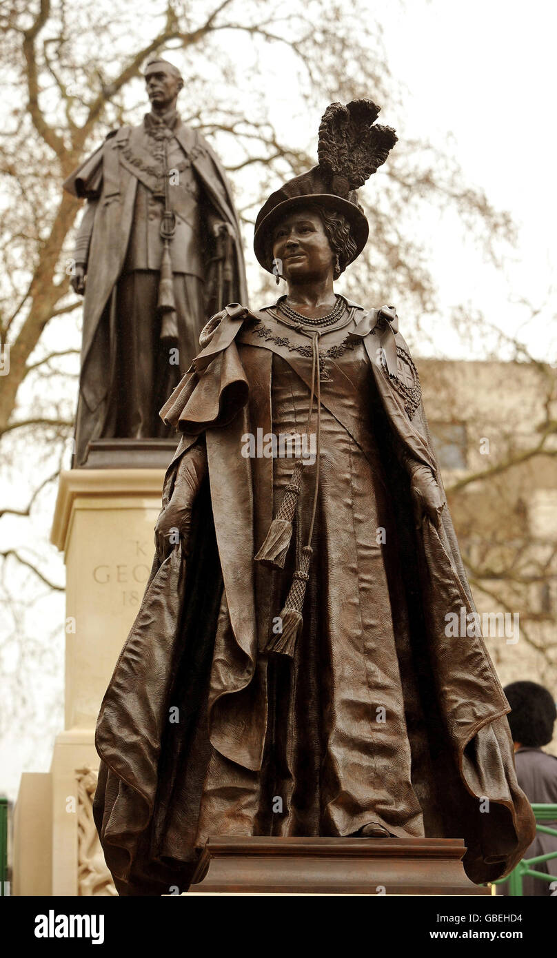 The statue of the Queen Mother is unveiled with the memorial of King ...