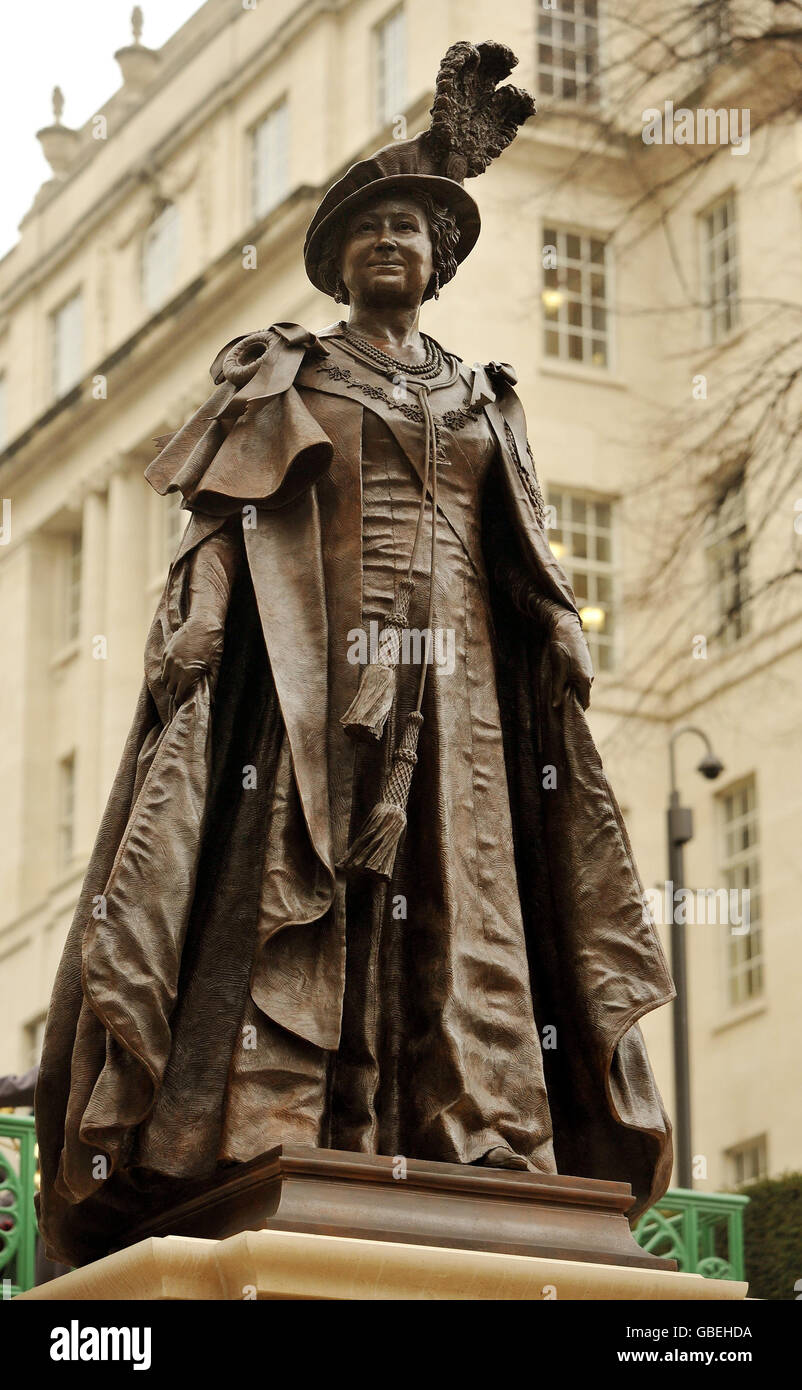 Queen Mother Statue The Mall High Resolution Stock Photography and ...