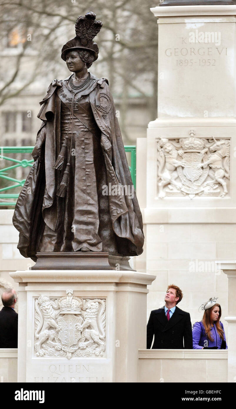 Queen Mother statue unveiled Stock Photo - Alamy