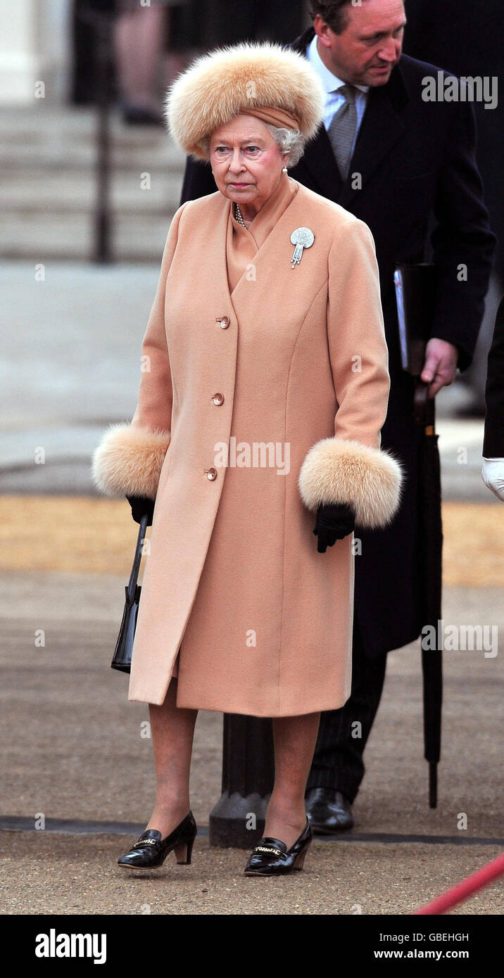 Queen Mother statue unveiled Stock Photo - Alamy
