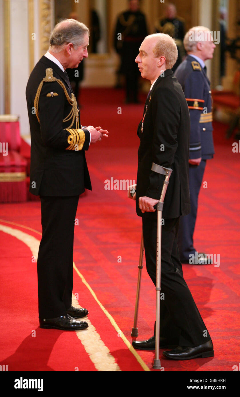 Simon Richardson, the Olympic cycling gold medalist receives his MBE ...