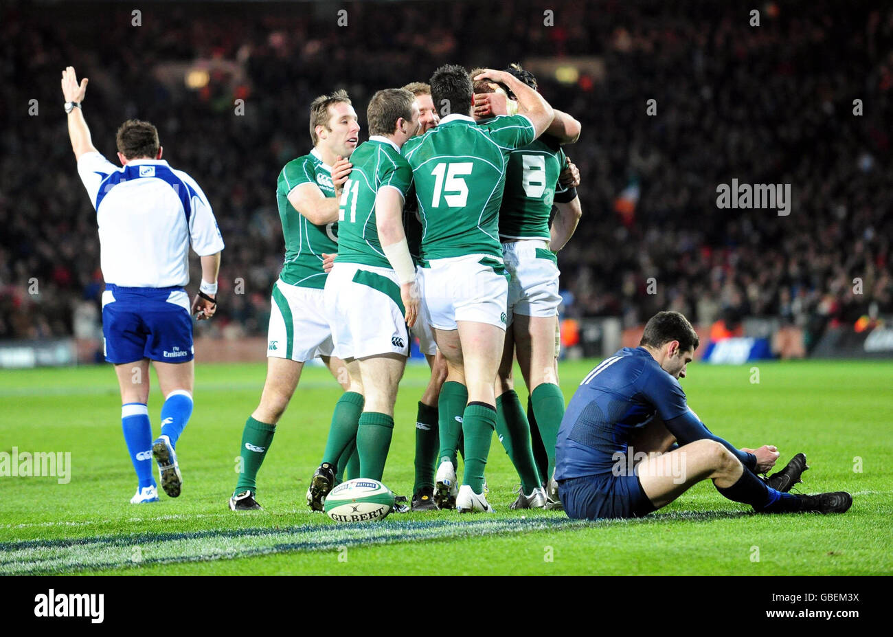 Ireland players celebrate Jamie Heaslip's try during the RBS 6 Nations ...