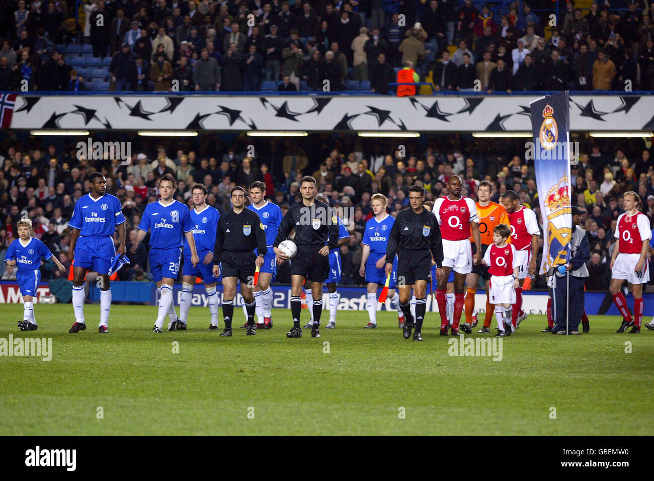 Chelsea and Arsenal players walk out at Stamford Bridge Stock Photo - Alamy