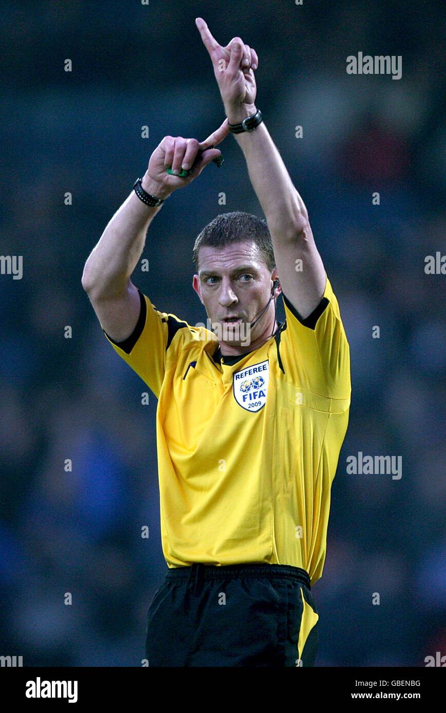 Fa referee steve tanner hi-res stock photography and images - Alamy