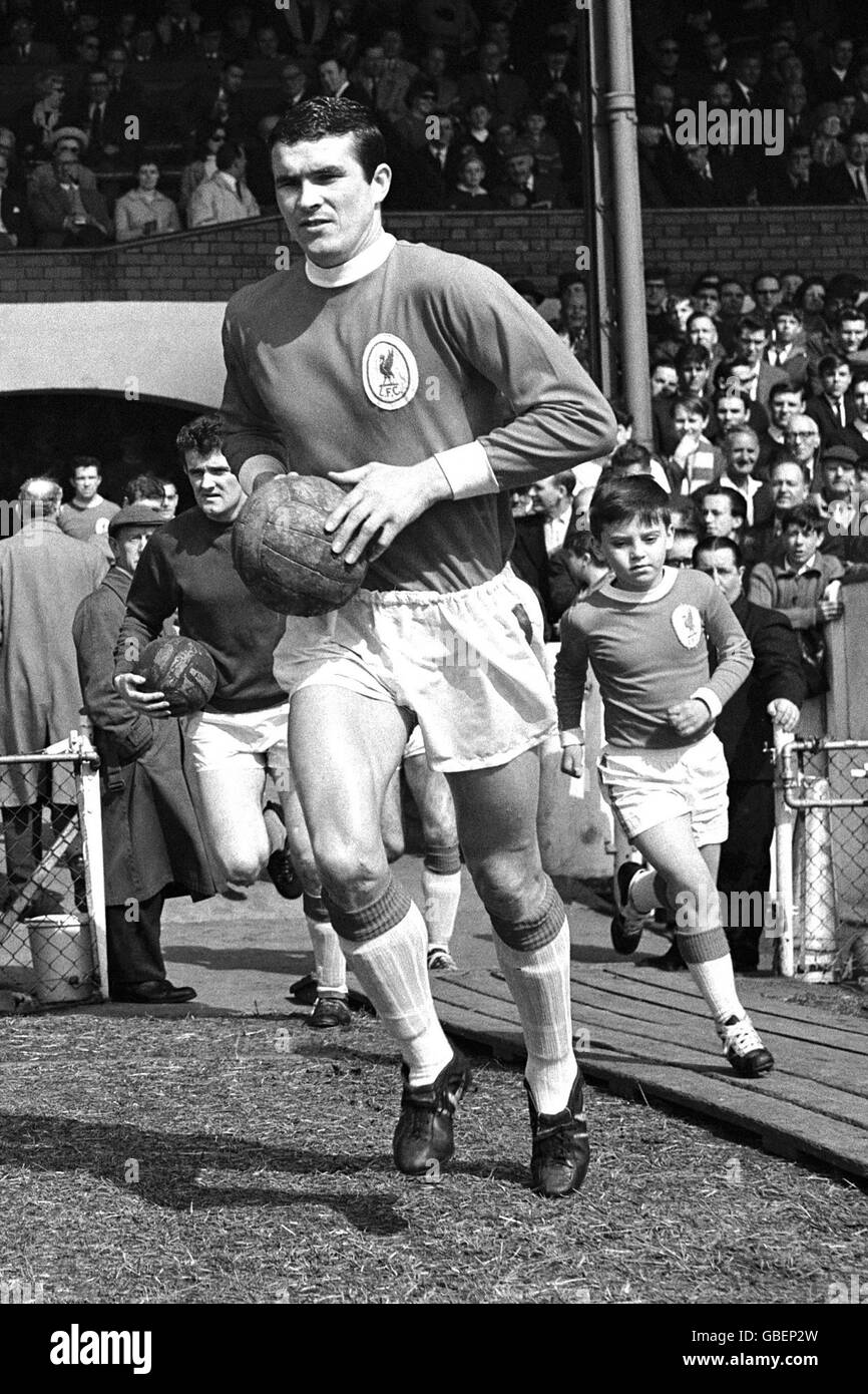 Liverpool captain ron yeats leads his team out hi-res stock photography ...