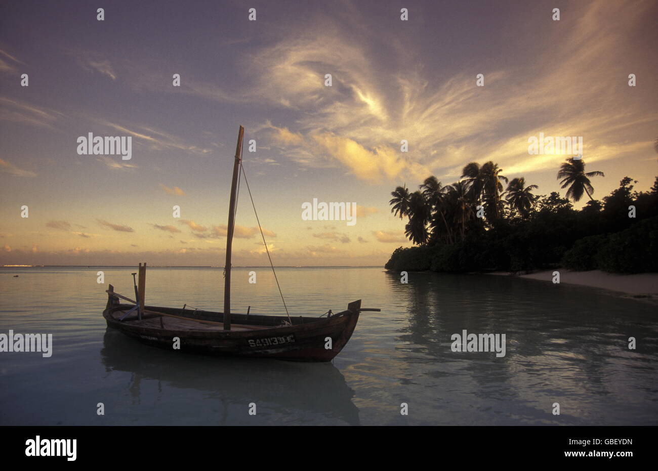 Maldives Dhoni Boat On Island Stock Photos & Maldives Dhoni Boat On ...