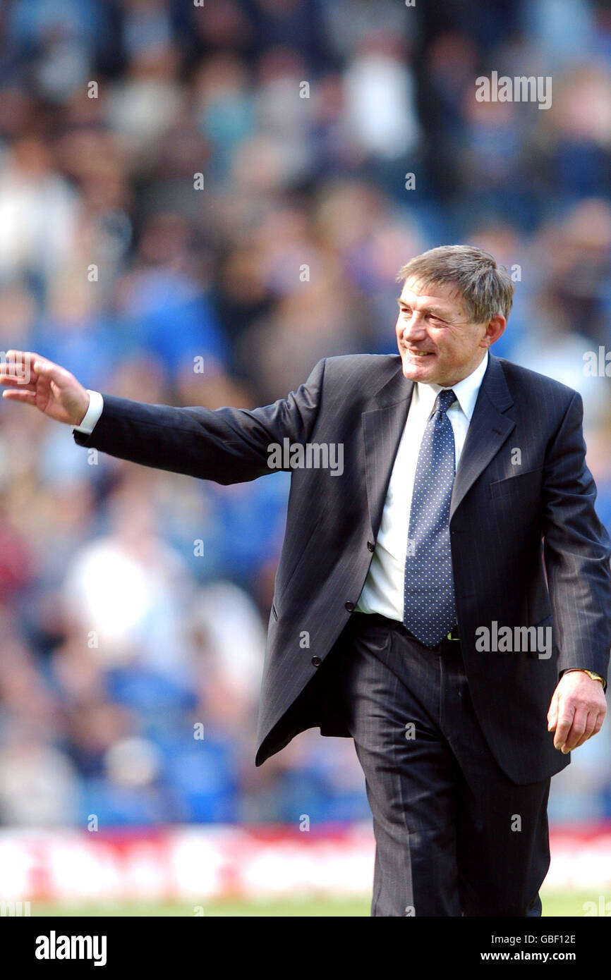 Special guest chelsea player bobby tambling waves to the fans hi-res ...