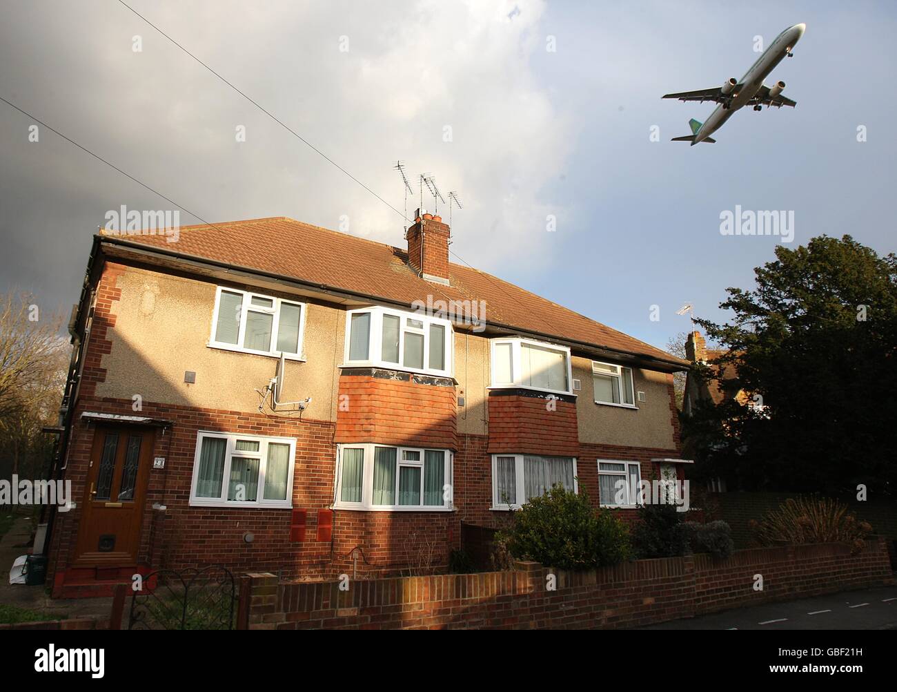 Airplanes fly over homes in Dockwell Close as they come into land at ...