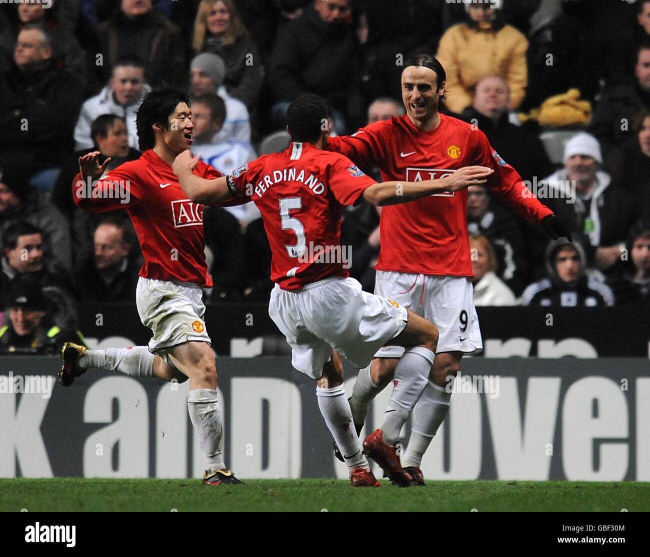 Manchester United's Dimitar Berbatov (right) celebrates scoring his ...