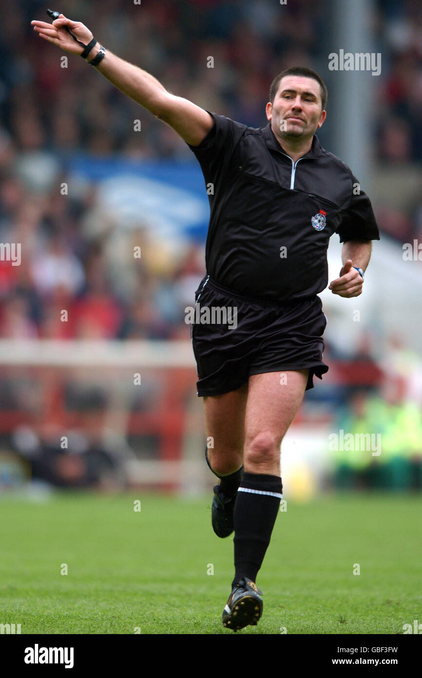 Jeff winter referee hi-res stock photography and images - Alamy