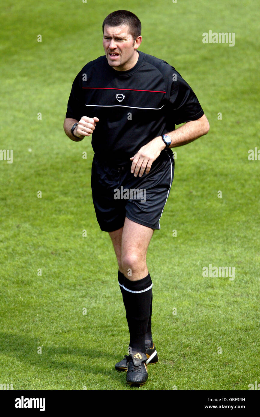 Jeff winter referee hi-res stock photography and images - Alamy