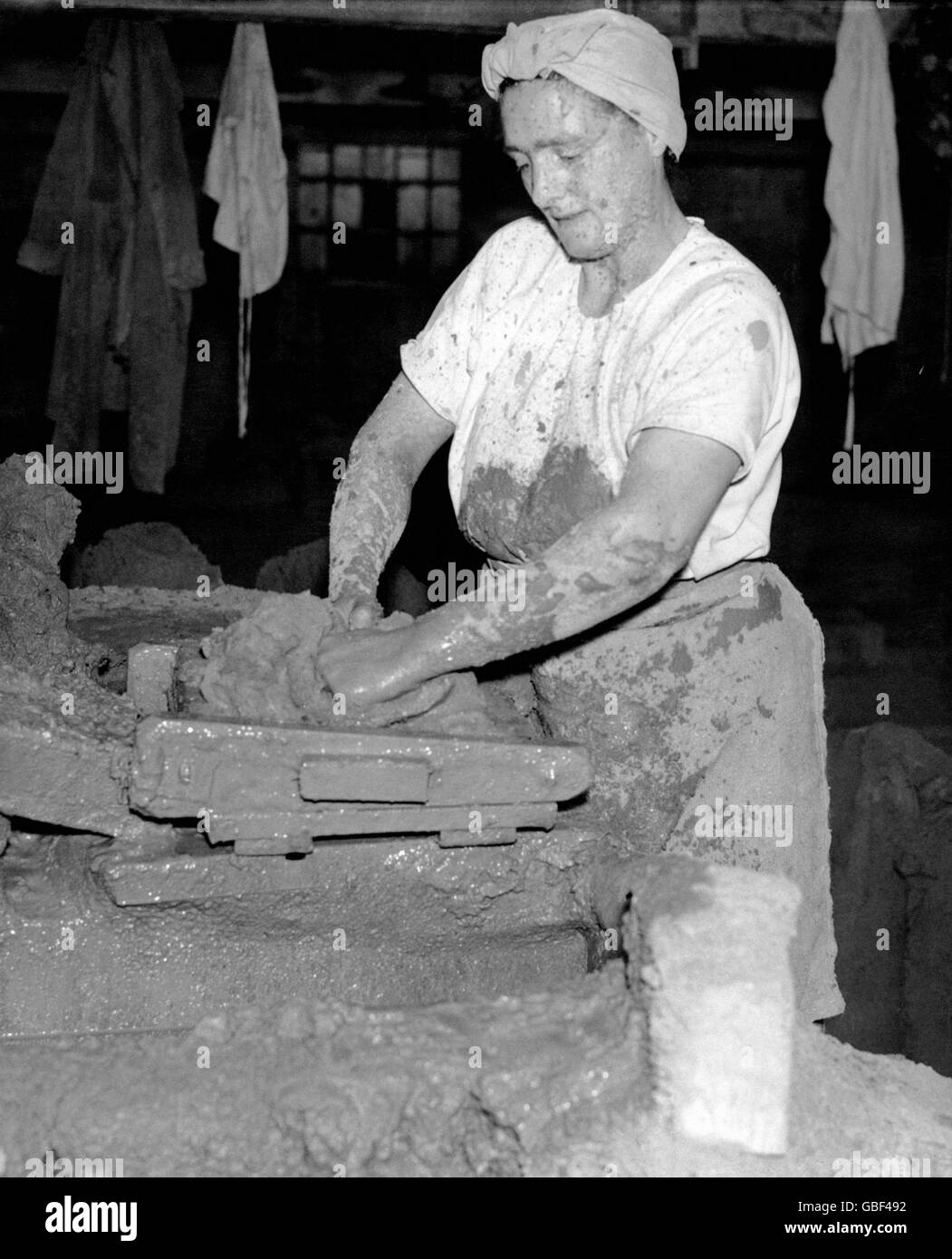 Brick maker Lizzie Pool of Brierley Hill, Staffs. For thirty years she ...
