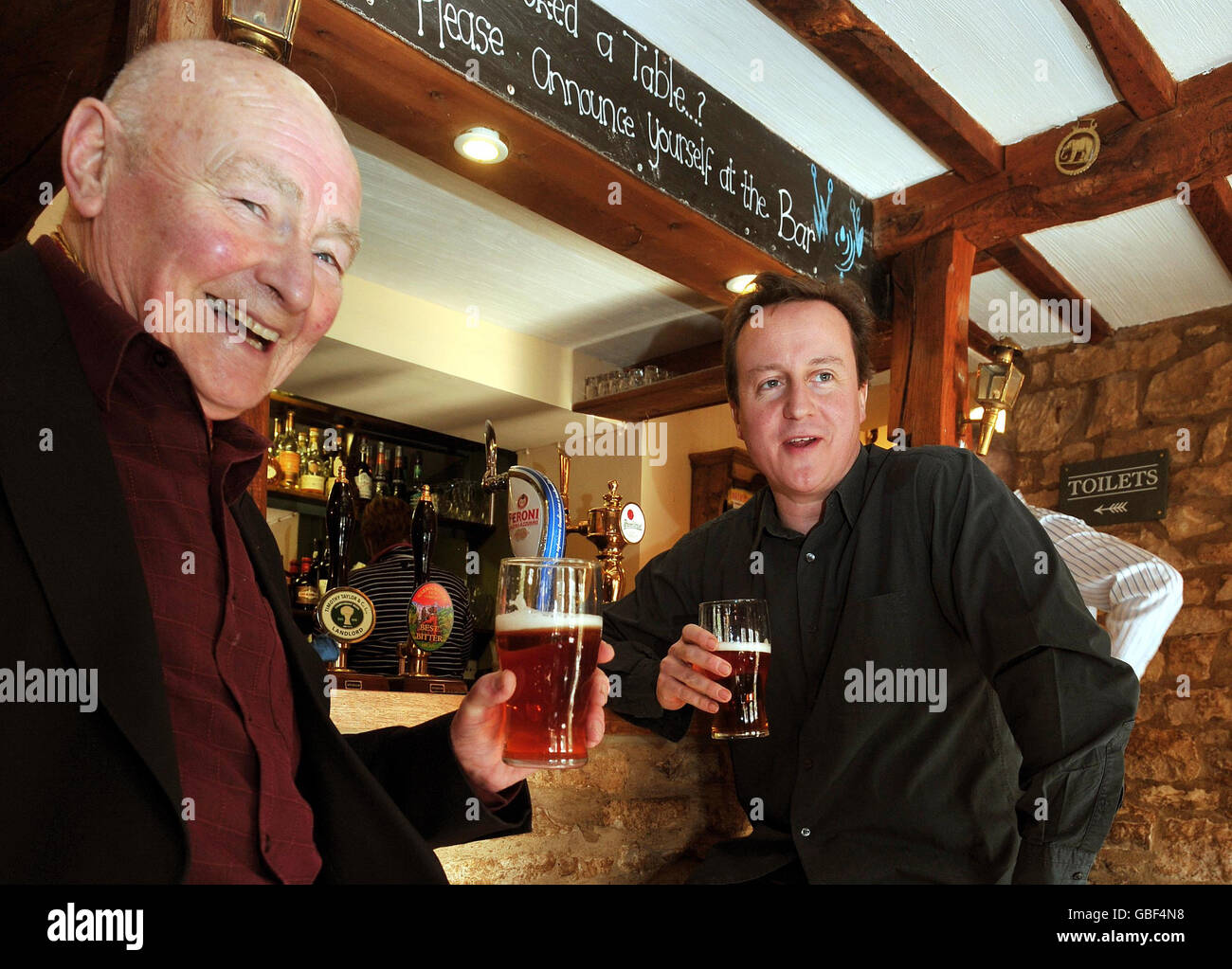 David Cameron visits pub Stock Photo - Alamy