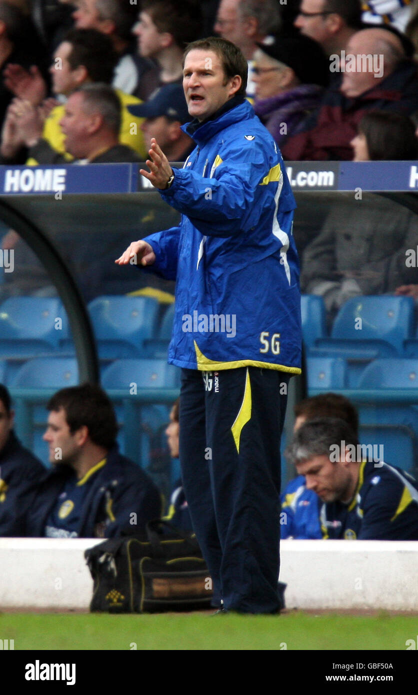 Leeds United's manager Simon Grayson encourages his players durig the ...